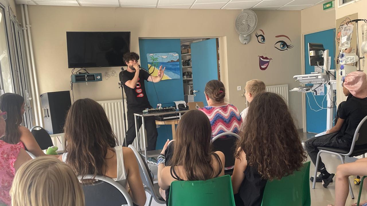 Robin Cavaillès, beatbox et loopstation au Centre Hospitalier du Mans ...